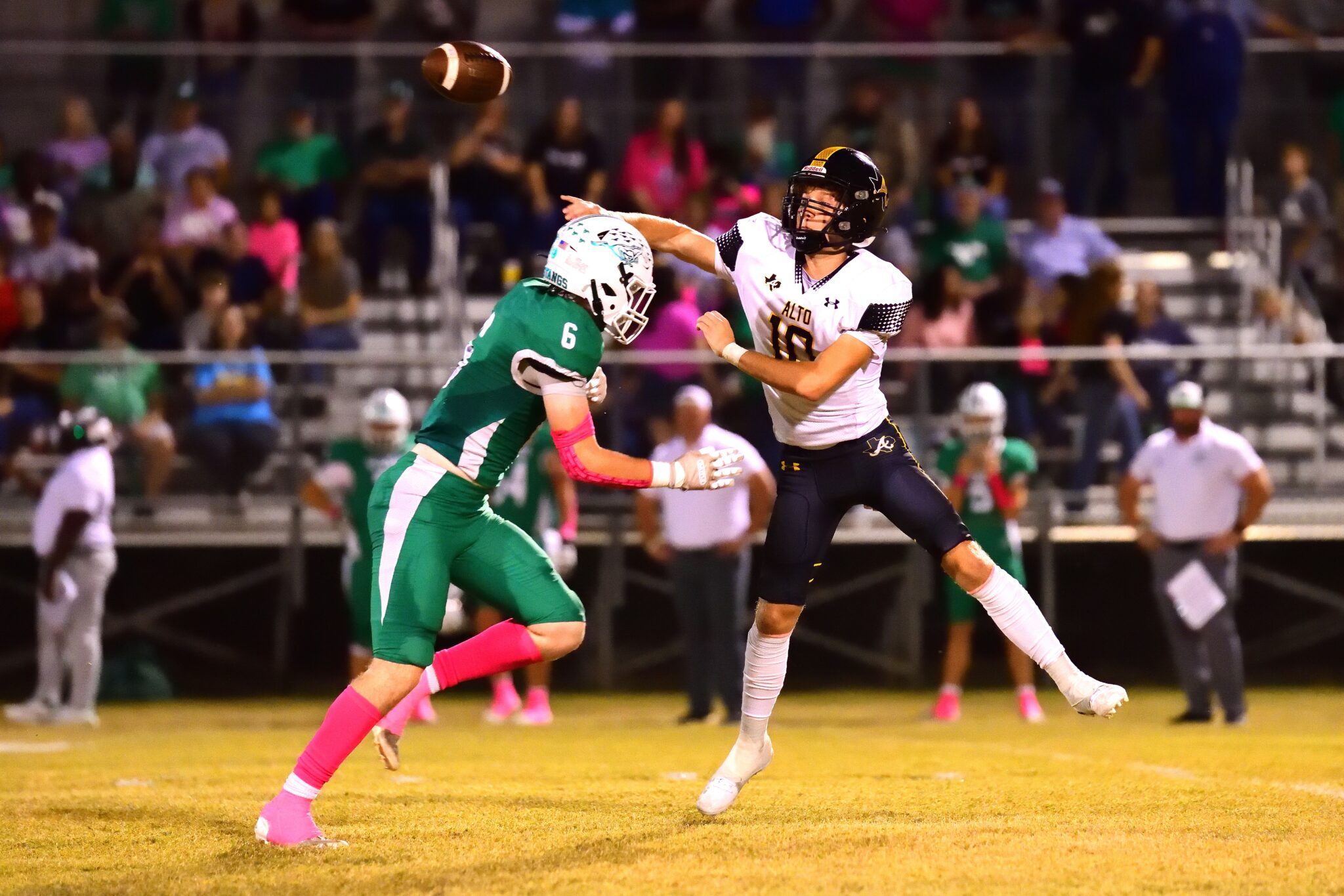 OVERTON GOES BUG-HUNTING | Mustangs beat Alto’s Yellowjackets, 58-34